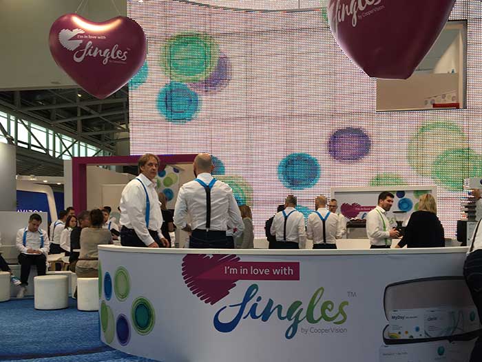 "Nie wieder Blind Dates" forderte CooperVision am opti Messestand auf ...